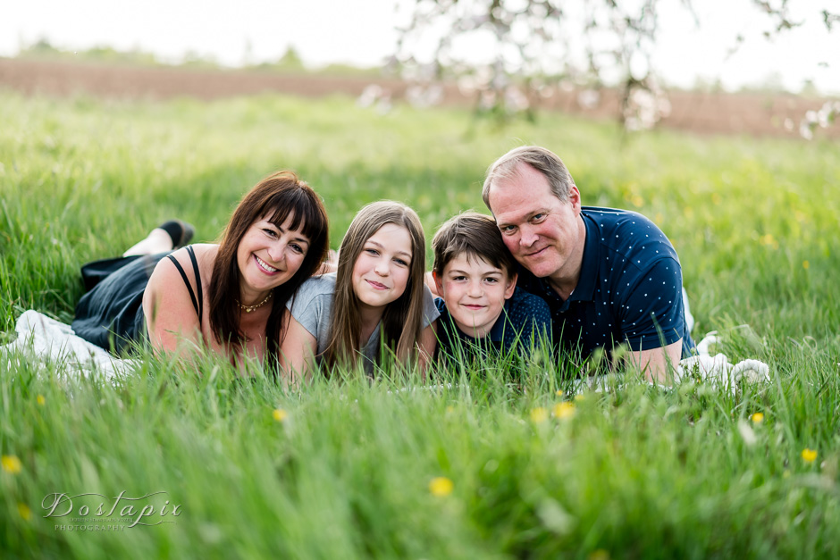 Familienfotos draussen Familienshooting im Freien - Dostapix Fotografie